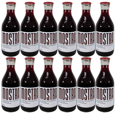 Mostra Rotwein, aus drei Traubensorten hergestellt.